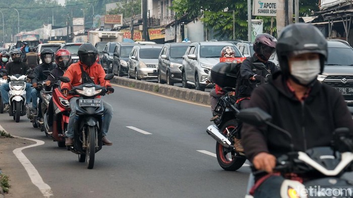 Brum, brum... Para Pemotor Santai Saja Lawan Arah di Depok