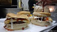 Mencicipi Burger Viral di Makassar, Harga Murah Tapi Kaya Rasa
