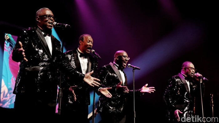 Duet Spesial The Temptations Revue-Glenn Leonard di Java Jazz 2022
