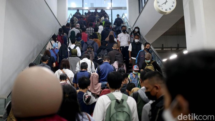 Potret Kepadatan Penumpang KRL di Stasiun Manggarai Pagi Ini Potret Kepadatan Penumpang KRL di Stasiun Manggarai Pagi Ini