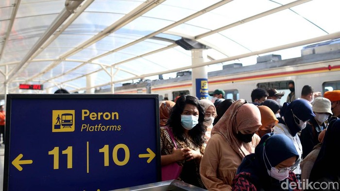 Potret Kepadatan Penumpang KRL di Stasiun Manggarai Pagi Ini