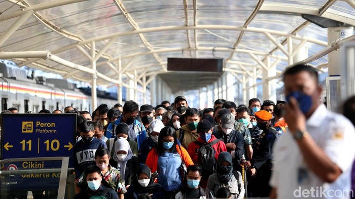 Potret Kepadatan Penumpang KRL di Stasiun Manggarai Pagi Ini
