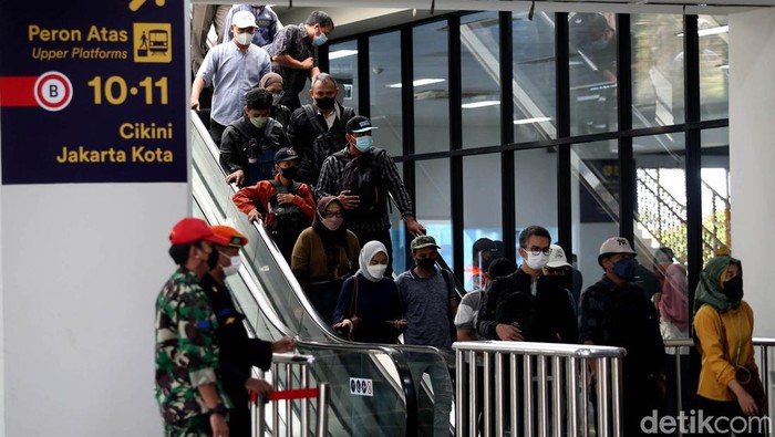 Potret Kepadatan Penumpang KRL di Stasiun Manggarai Pagi Ini