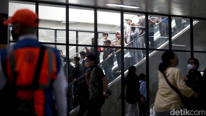 Potret Kepadatan Penumpang KRL di Stasiun Manggarai Pagi Ini