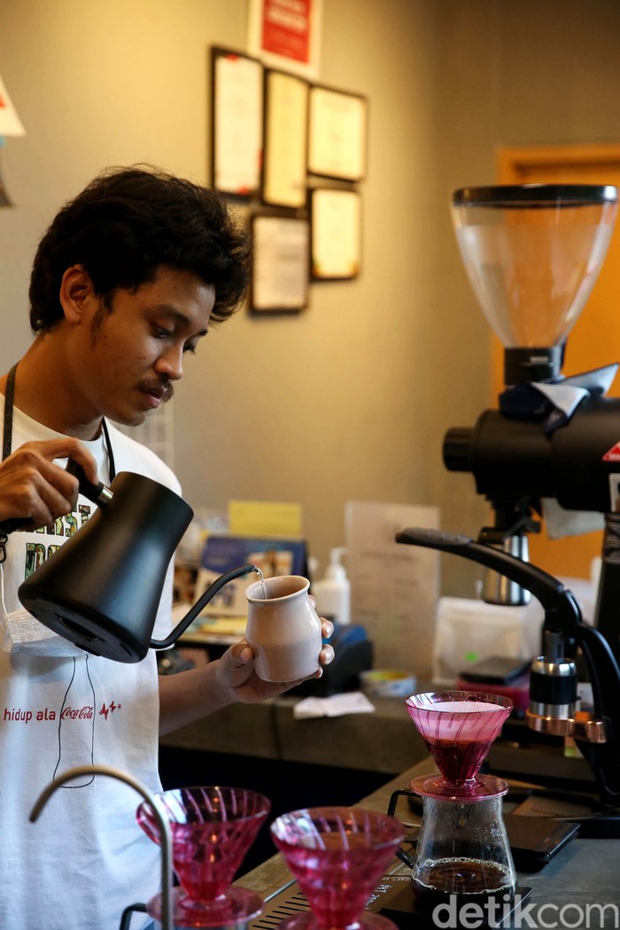 Menyeruput Hangatnya Kopi Manual Brew di Monday Morning Bintaro