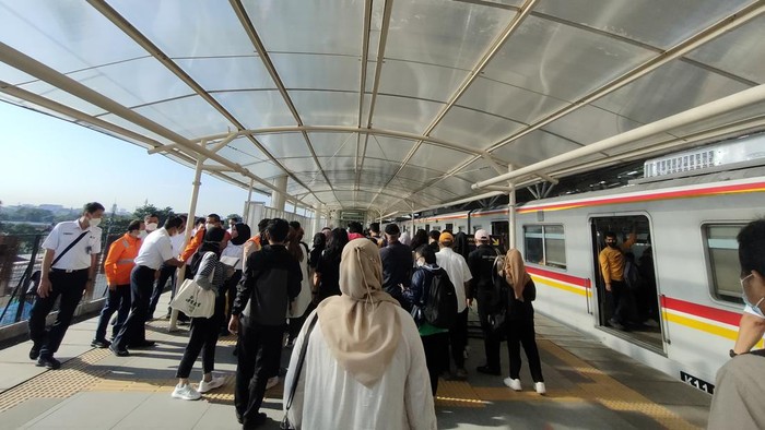 Stasiun Manggarai Padat Pagi Ini, Masih Ada Penumpang Tanya Arah Stasiun Manggarai Padat Pagi Ini, Masih Ada Penumpang Tanya Arah