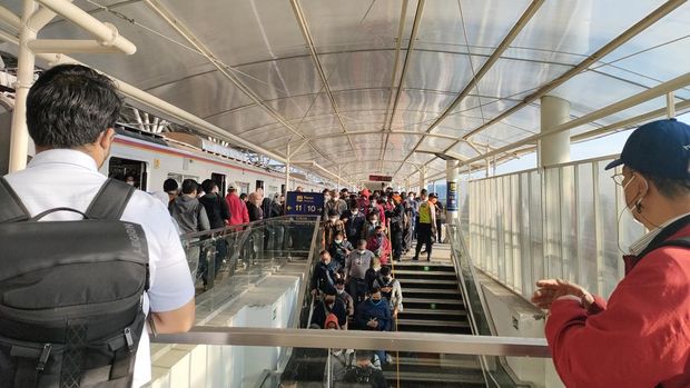 Stasiun Manggarai Padat Pagi Ini, Masih Ada Penumpang Tanya Arah Stasiun Manggarai Padat Pagi Ini, Masih Ada Penumpang Tanya Arah