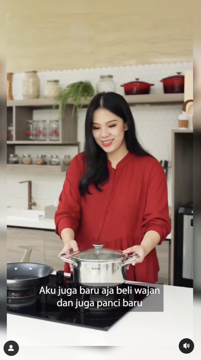 10 Potret Dapur Chef Devina Hermawan, Ada Pisau Rp 42 Juta