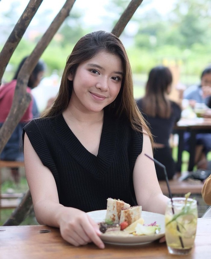 Gaya Kece Tiara Andini Saat Ngopi hingga Makan Shawarma