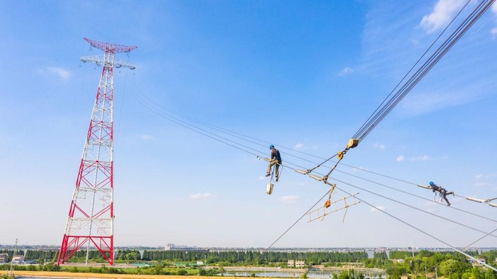 Para Pemberani dari China, Pasang Kabel Menara SUTET Tertinggi Sejagat