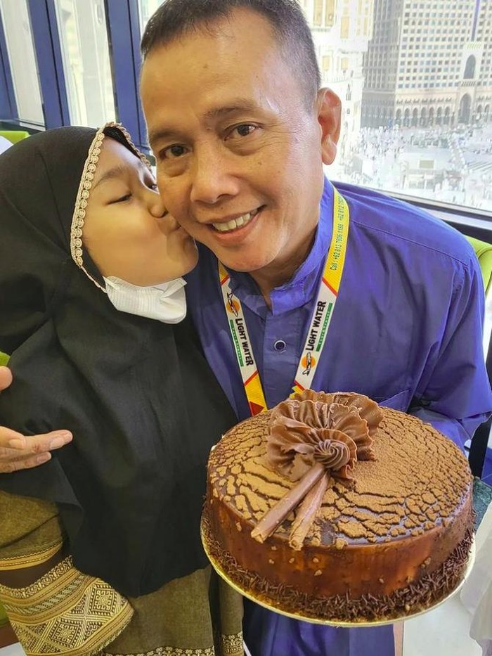 Alhamdulillah! Ayu Ting Ting Wujudkan Mimpi Ayah Rojak Ultah di Mekkah