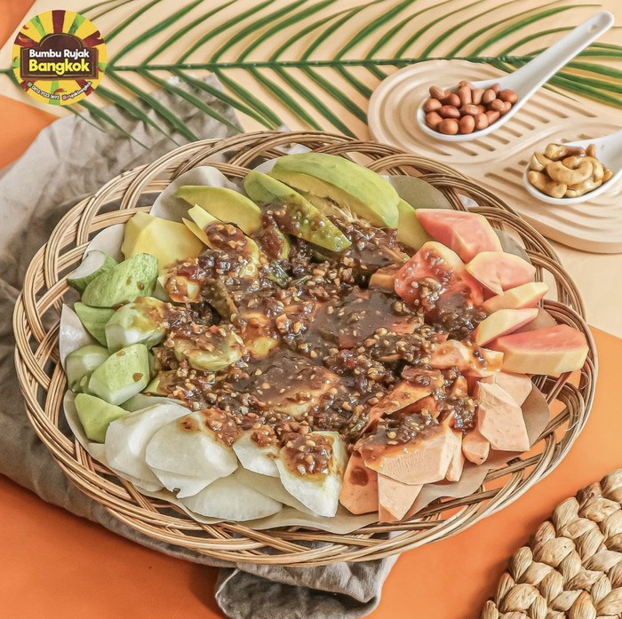 Asam Segar! 20 Rujak Buah Enak Ada di Sini