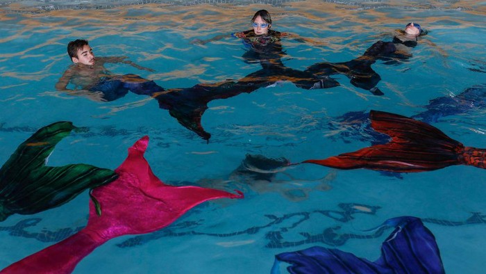 Ada-ada Saja, di Afsel Ada Sekolah Renang Berkostum Putri Duyung