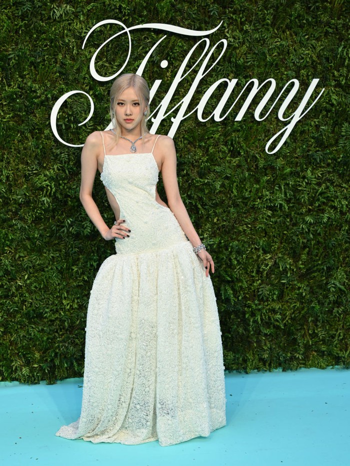 Pose Menara Miring Pisa ala Rose BLACKPINK