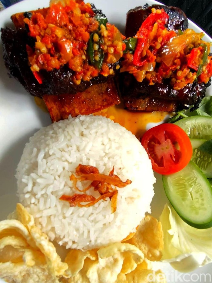 Bikin Ngiler! Iga Bakar Pedas Gurih Ini Cocok Buat Makan Siang