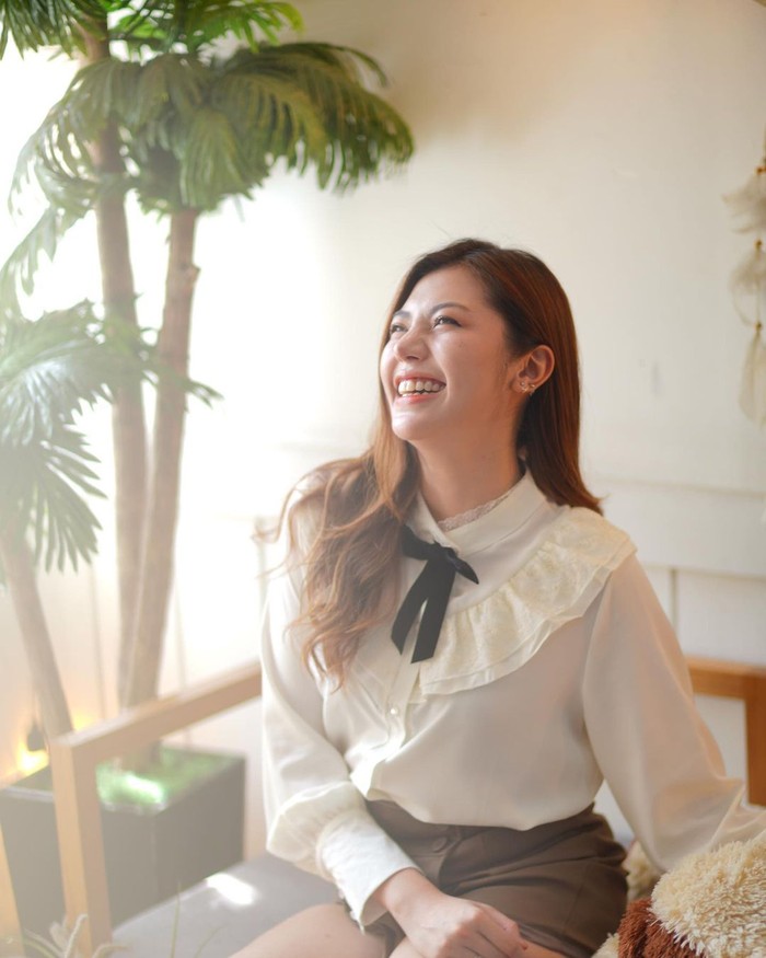 Senyum atau Cemberut, Julia Vio Punya Cara Buat Tarik Perhatianmu!