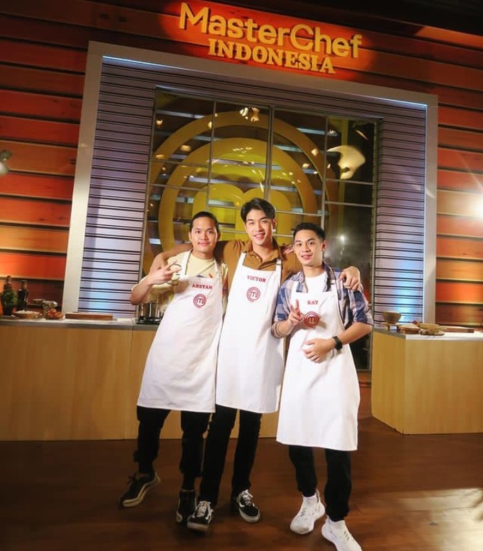 Gaya Keren Victor MasterChef Saat Masak hingga Kulineran