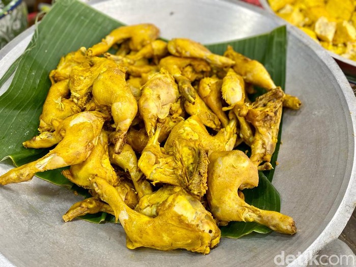 Huaah! Keringat Bercucuran Disengat Pedasnya Sambel Setan Bang Udin