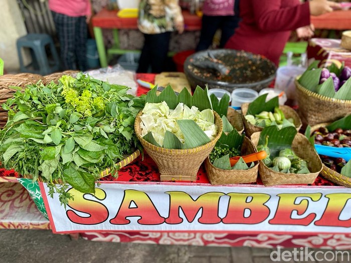 Huaah! Keringat Bercucuran Disengat Pedasnya Sambel Setan Bang Udin