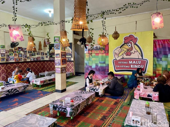 Huaah! Keringat Bercucuran Disengat Pedasnya Sambel Setan Bang Udin