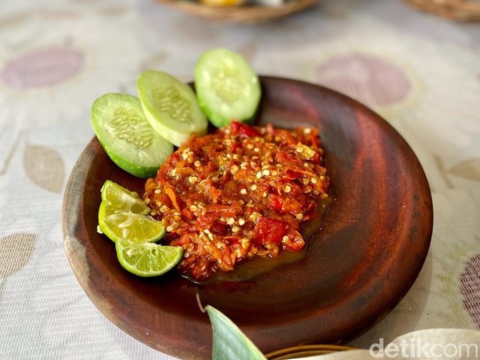 Huaah! Keringat Bercucuran Disengat Pedasnya Sambel Setan Bang Udin