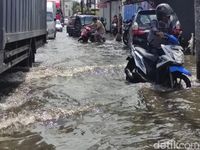 Jalan Letjen Suprapto Waru Banjir 50 Cm, Puluhan Motor Mogok