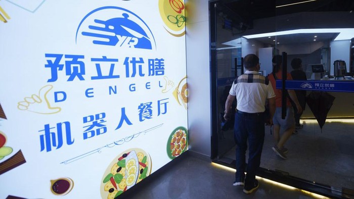 Canggih! Robot Jadi Juru Masak Restoran di China