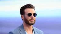 Klarifikasi Chris Evans soal Foto Dirinya Disebut Tanda Tangani Bom Israel
