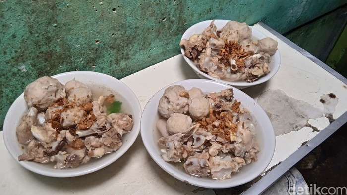 Viral! Bakso Tulang yang Gurih 'Nyempil' di Dekat Halte Permata Hijau