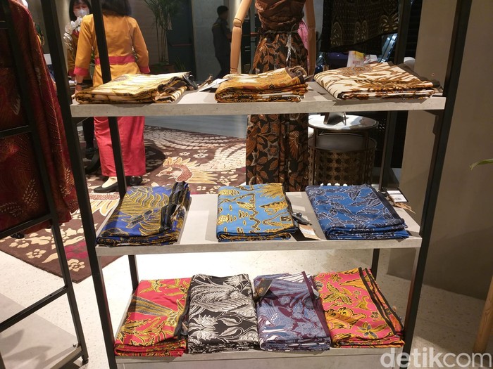 Penampakan 'Batik Sultan' di Sarinah yang Harganya Bikin Insecure