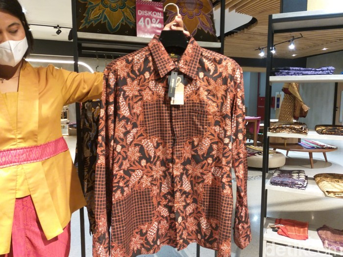 Penampakan 'Batik Sultan' di Sarinah yang Harganya Bikin Insecure