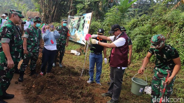 Aksi Tebar Ikan dan Bersih-bersih Sungai Ciliwung
