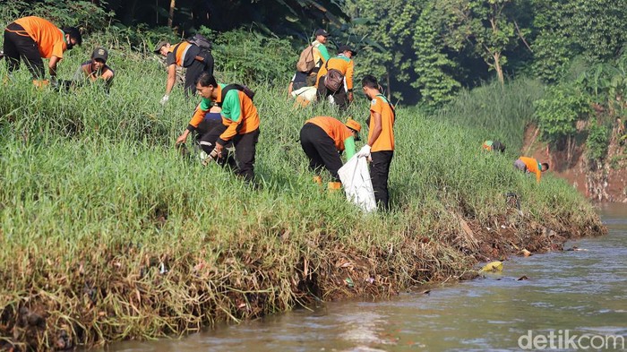 Aksi Tebar Ikan dan Bersih-bersih Sungai Ciliwung