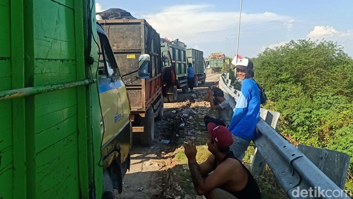 Antrean Panjang Truk Sampah di TPA Suwung Bali