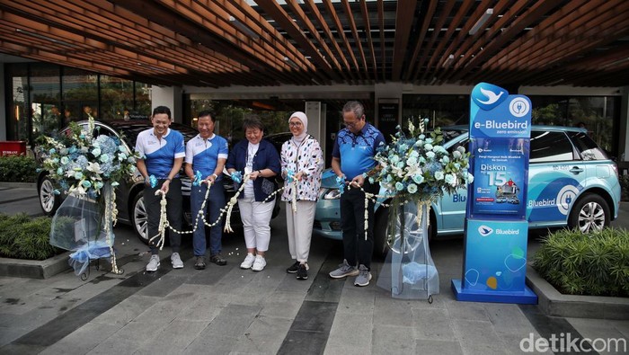 Ini Lho Mobil Listrik Tesla Blue Bird yang Mejeng di Sarinah