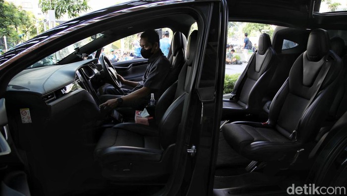 Ini Lho Mobil Listrik Tesla Blue Bird yang Mejeng di Sarinah