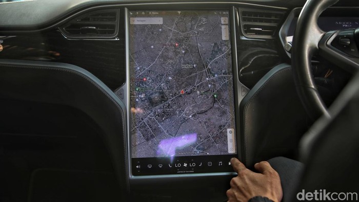 Ini Lho Mobil Listrik Tesla Blue Bird yang Mejeng di Sarinah