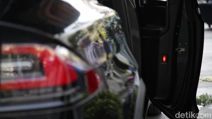Ini Lho Mobil Listrik Tesla Blue Bird yang Mejeng di Sarinah