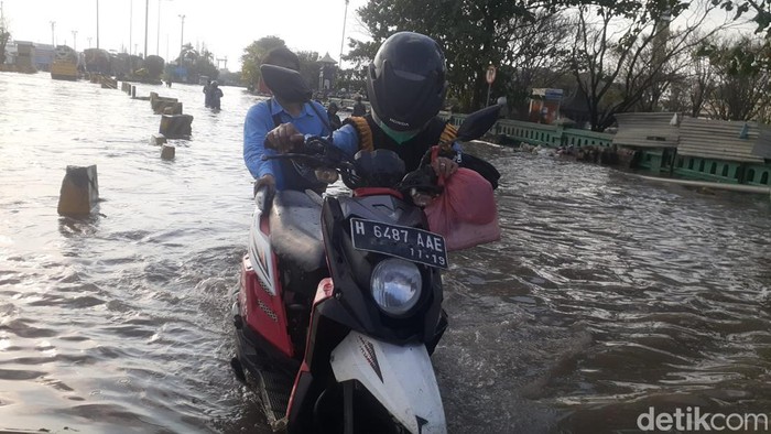 Penampakan Banjir Rob di Pelabuhan Semarang Sore Ini