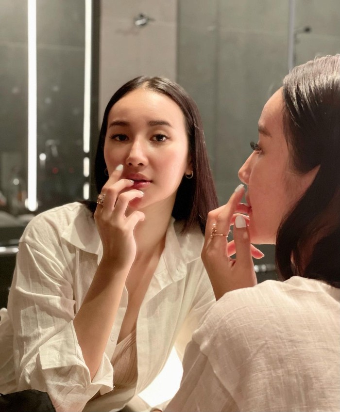 6 Potret Bella Aprilia Sant, Model yang Lagi Lengket dengan Anwar BAB