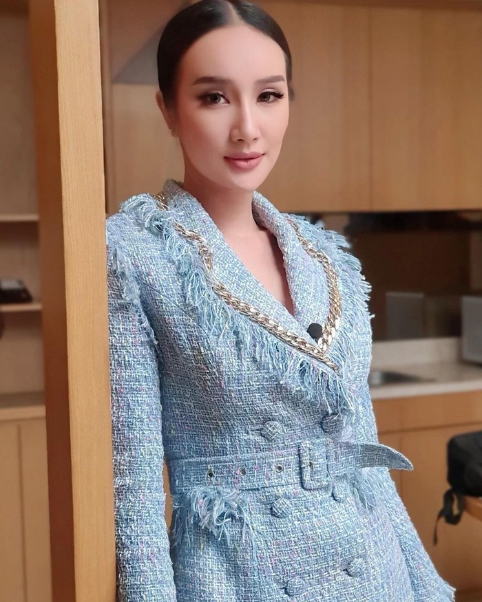6 Potret Bella Aprilia Sant, Model yang Lagi Lengket dengan Anwar BAB