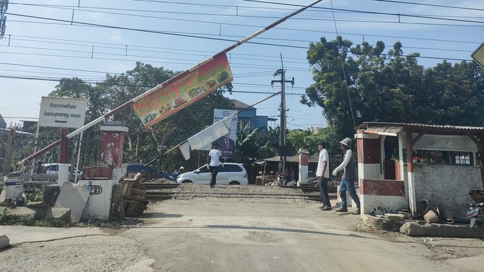 Ditutup KAI, Perlintasan Sebidang Rawa Geni Depok Dibuka Warga Lagi Ditutup KAI, Perlintasan Sebidang Rawa Geni Depok Dibuka Warga Lagi