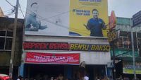 Geprek-Bakso Bensu di Medan Dipasangi Spanduk 'Belum Lunasi Pajak'