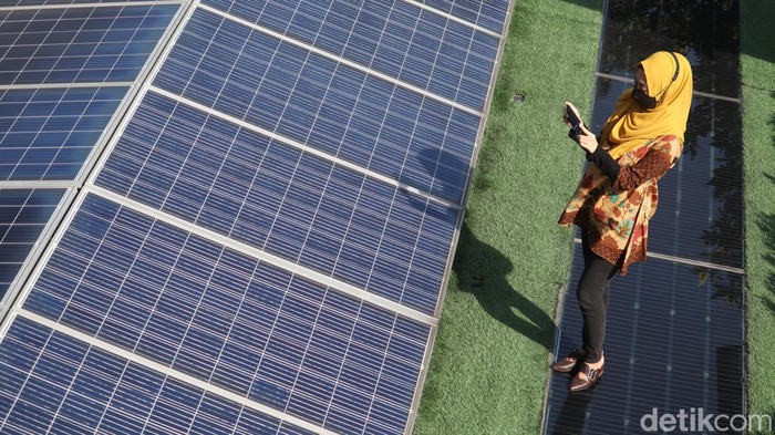 Memanen Energi Listrik dari Atap Kantor