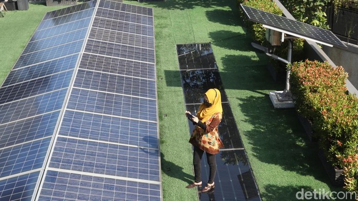 Memanen Energi Listrik dari Atap Kantor