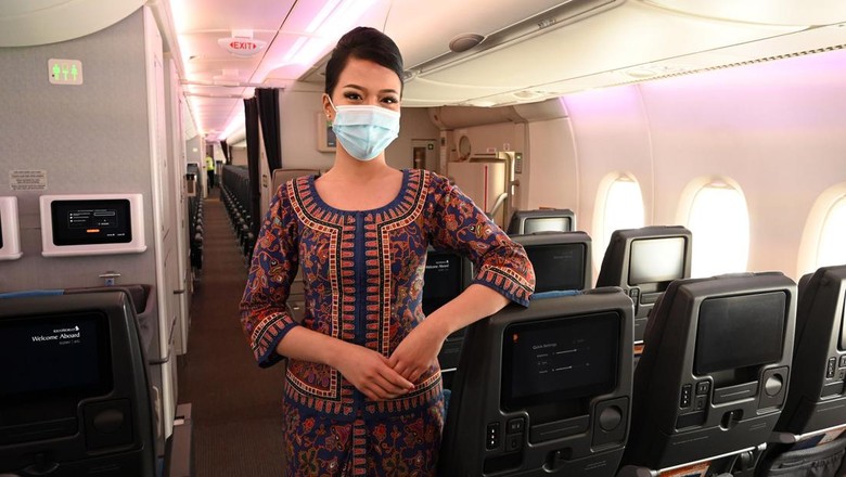 Gemas, Saat 'Pramugari Mini' Bikin Senyum-senyum Pramugari Sepesawat