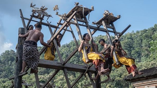 Serunya Tradisi Ayunan Jantra di Desa Tenganan Bali
