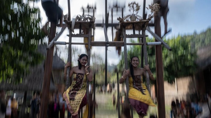 Serunya Tradisi Ayunan Jantra di Desa Tenganan Bali