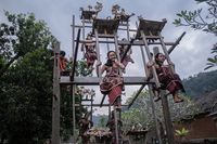 Ayunan Jantra, Ayunan Kayu Raksasa di Desa Tenganan, Muat 8 Orang