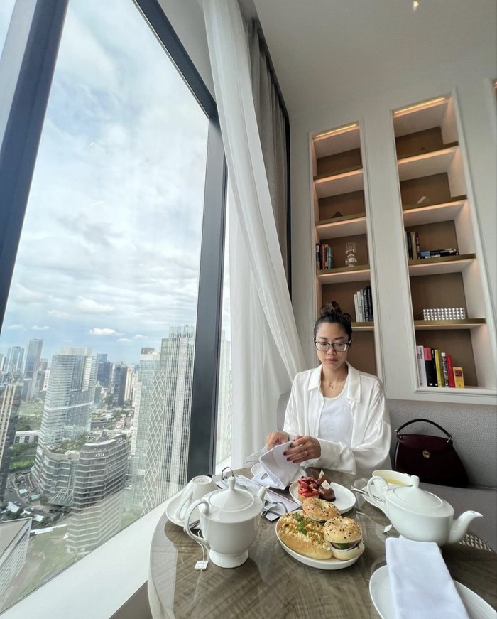 Gaya Keren Widi 'Vierratale' Saat Nikmati Minuman hingga Makan Pizza